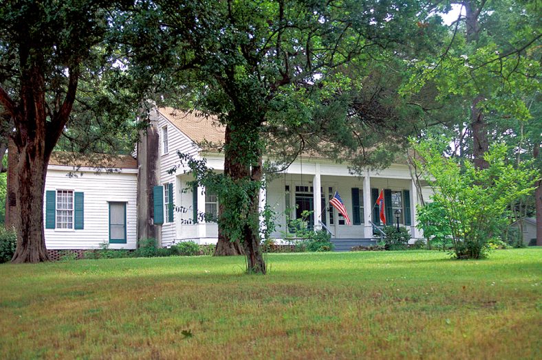 Hi There, Neighbor! - Living Magazine